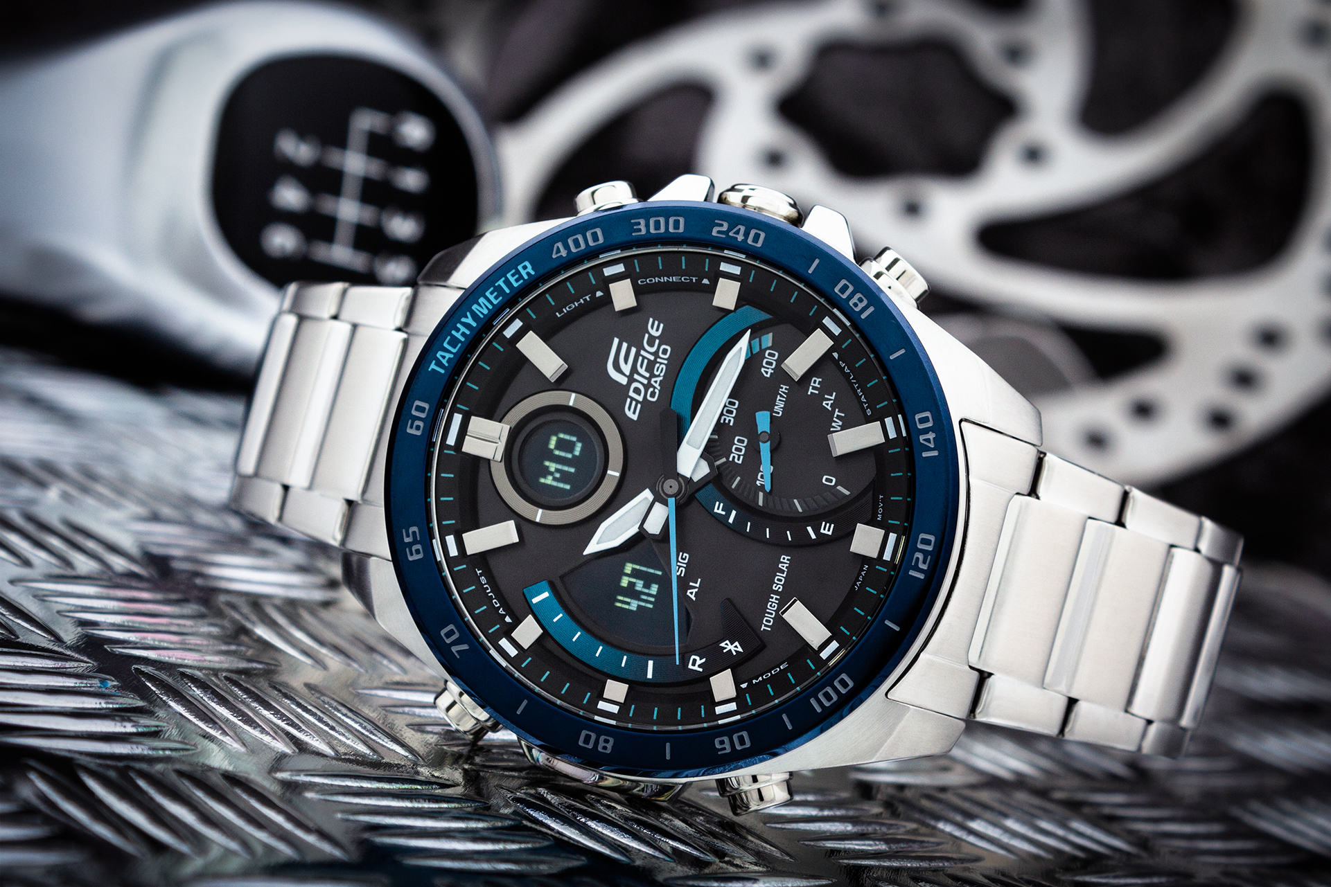Casio Edifice ECB-900 – Proč jim málokterý chlap odolá?