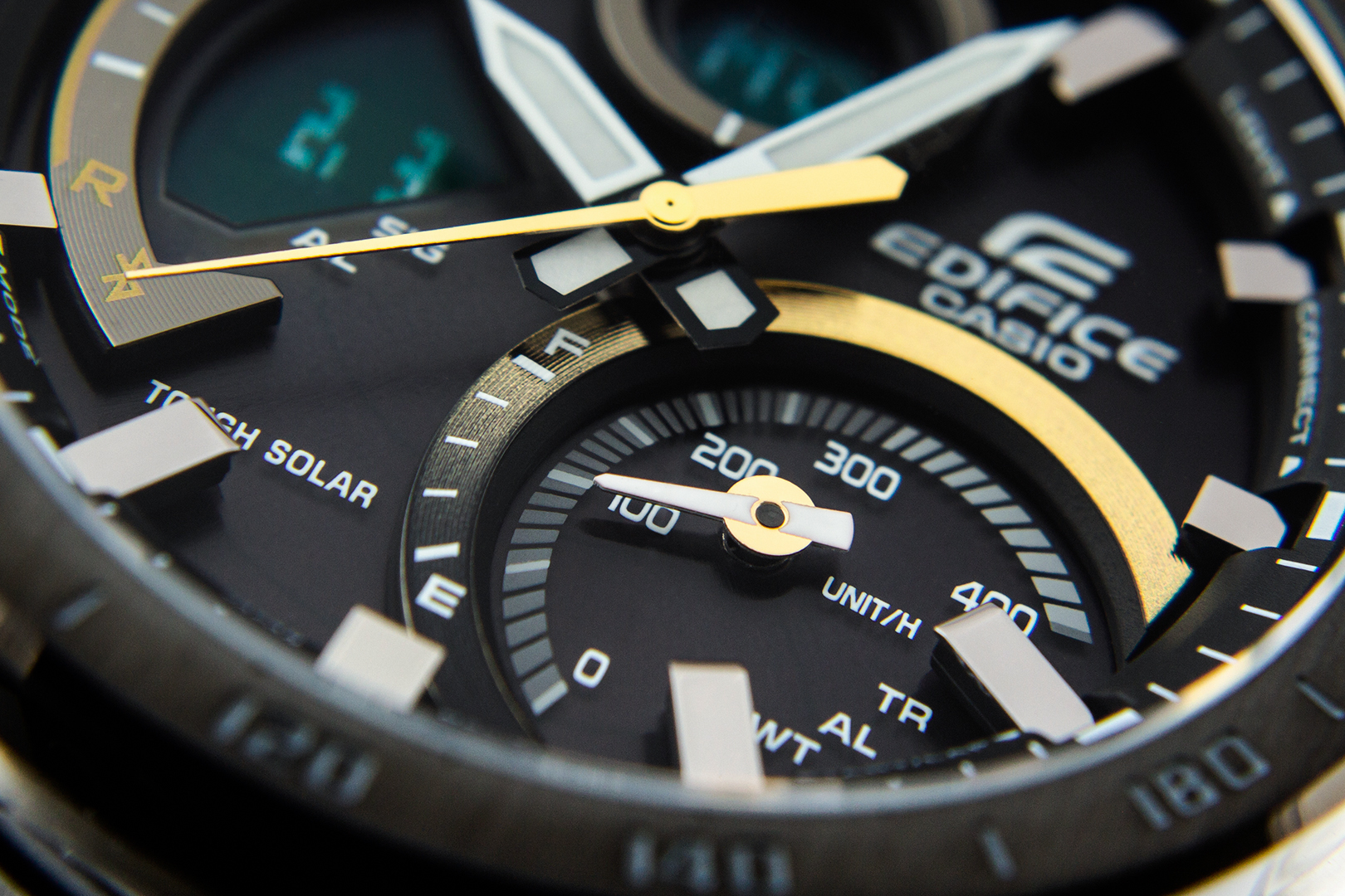 Casio Edifice ECB-900 – Proč jim málokterý chlap odolá?